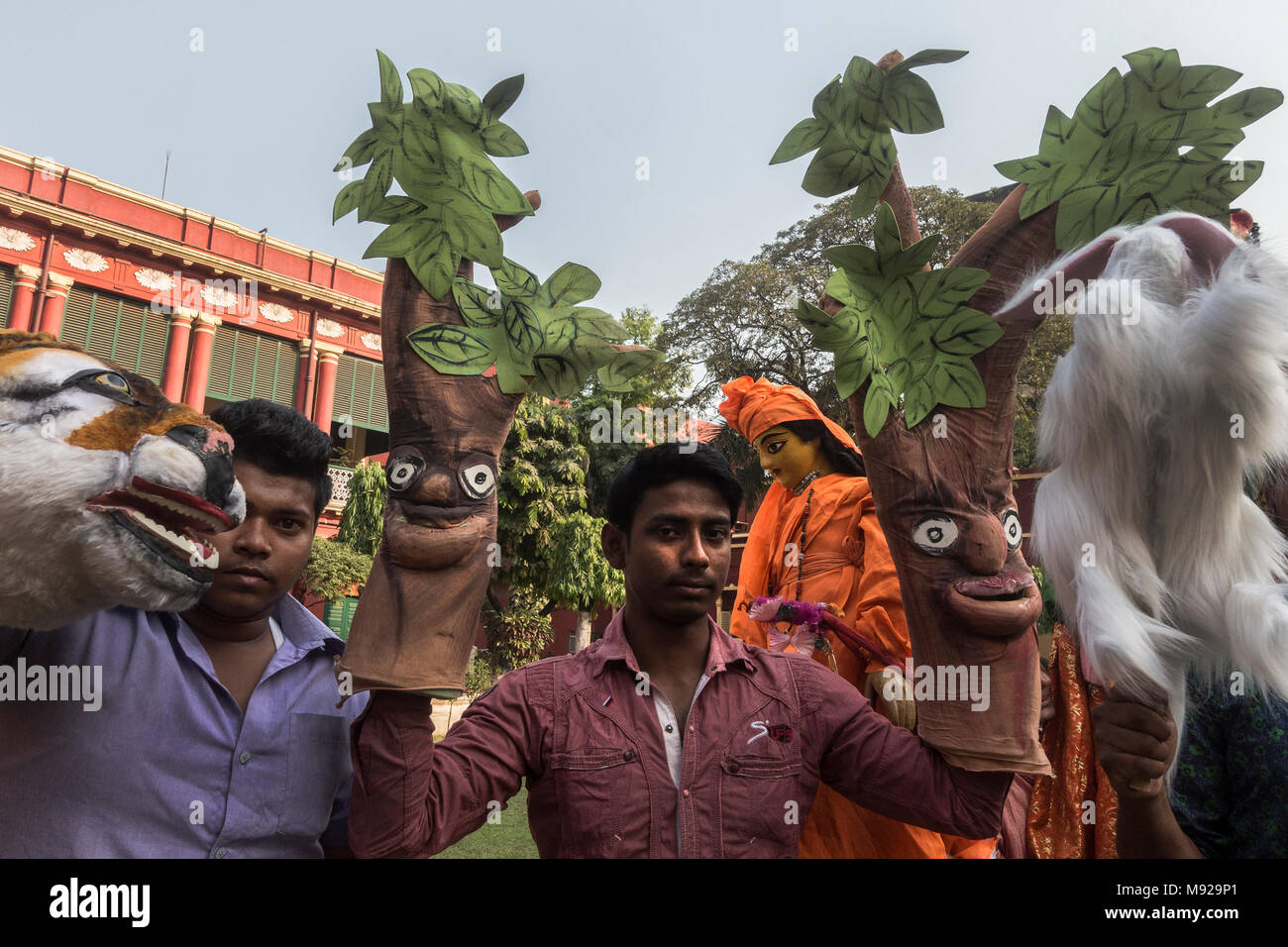 Kolkata. 21st Mar, 2018. Puppeteers pose with puppets on the occasion ...