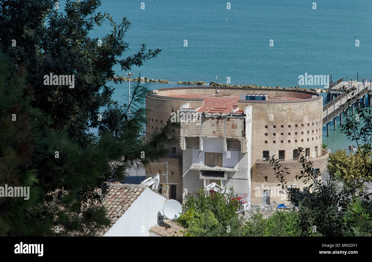 Building looks like a face hi-res stock photography and images - Alamy