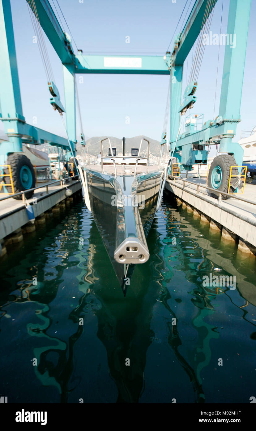 Nacira 67 designed by Axel de Beaufort. The result is a wide planning ...