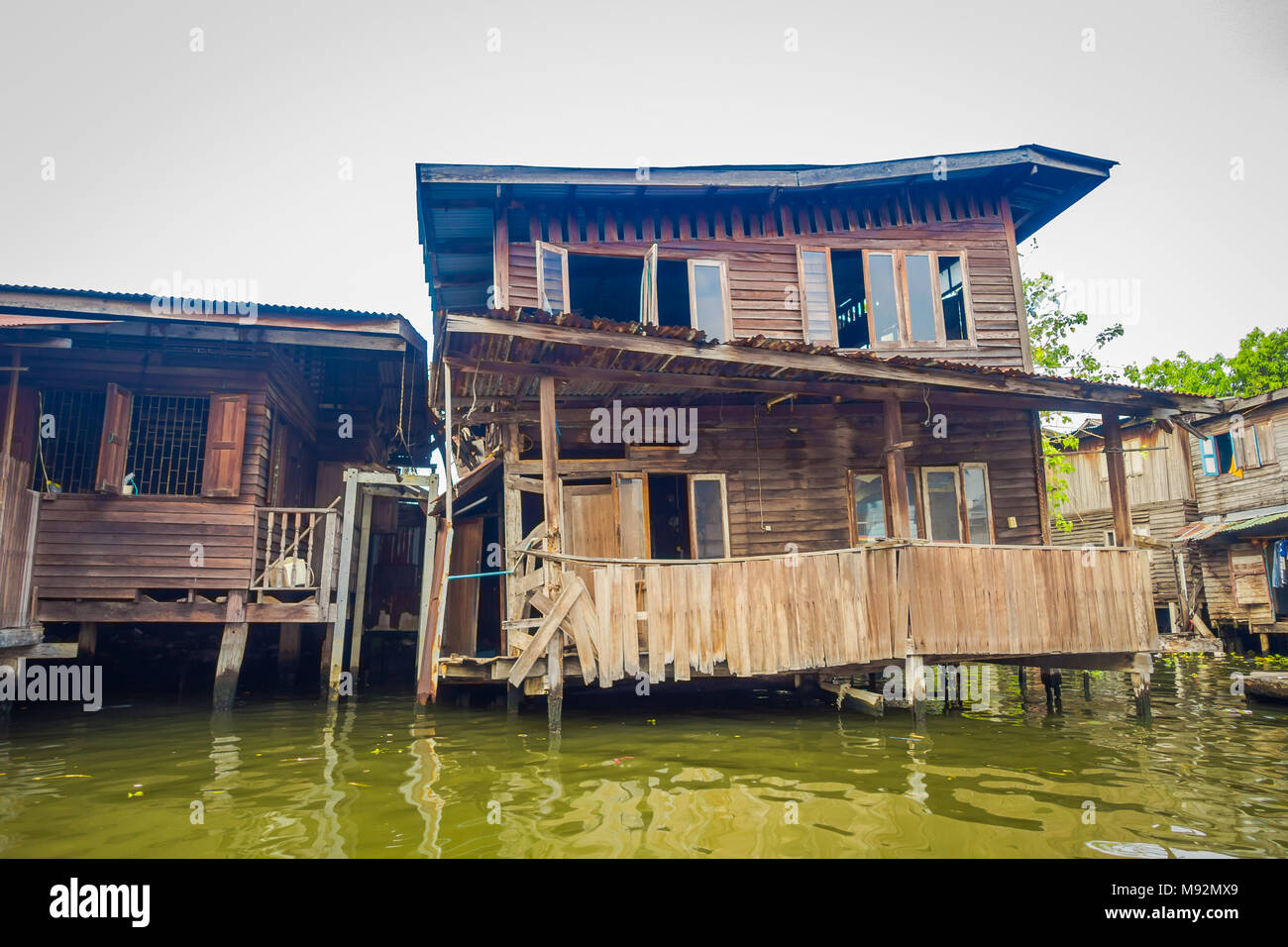 Floating poor house on the Chao Phraya river. Thailand, Bangkok Stock ...