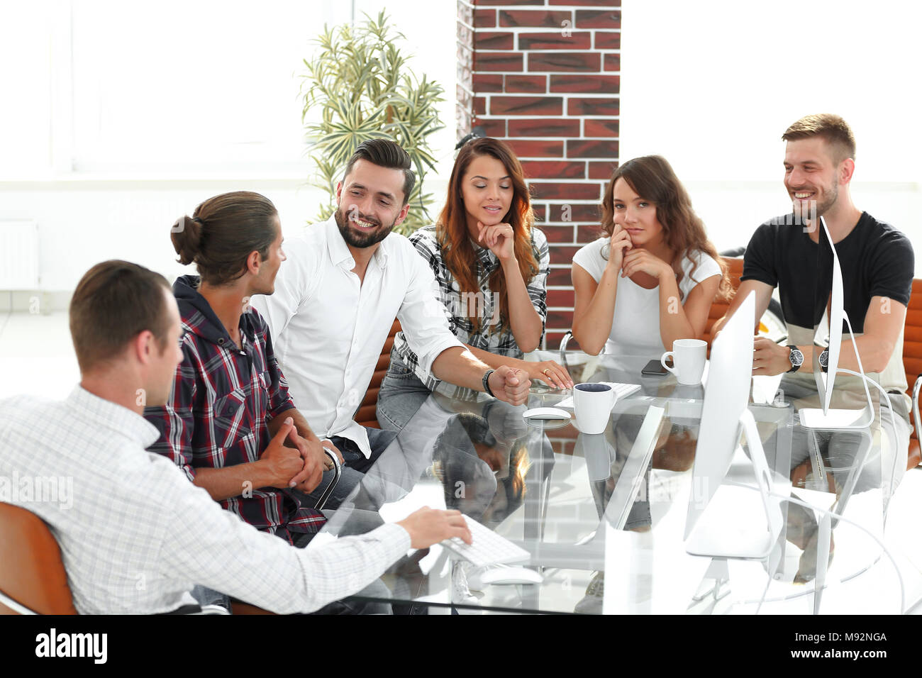 Modern office workers open plan hi-res stock photography and images - Alamy