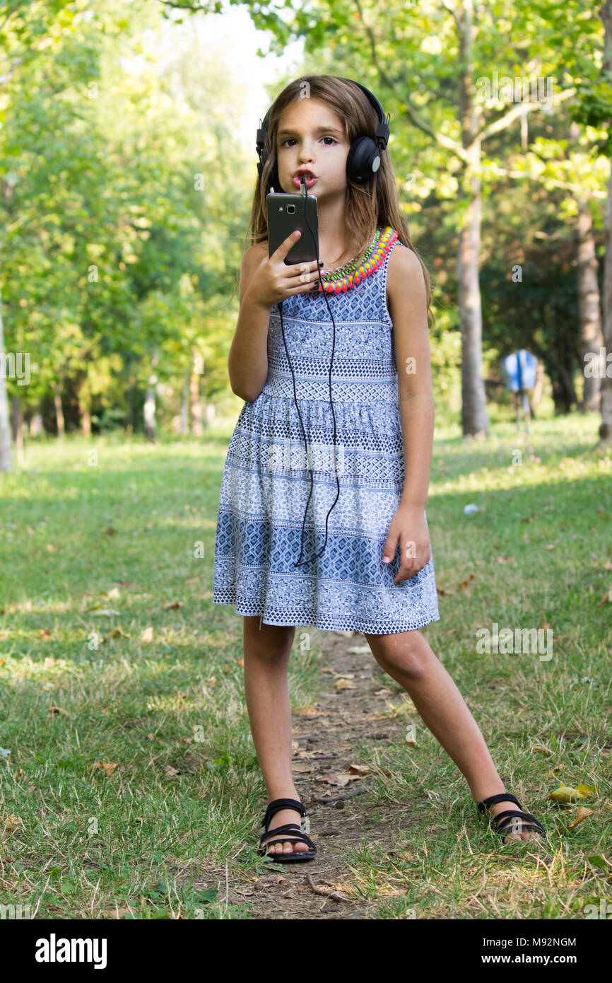 little girl singing Stock Photo - Alamy