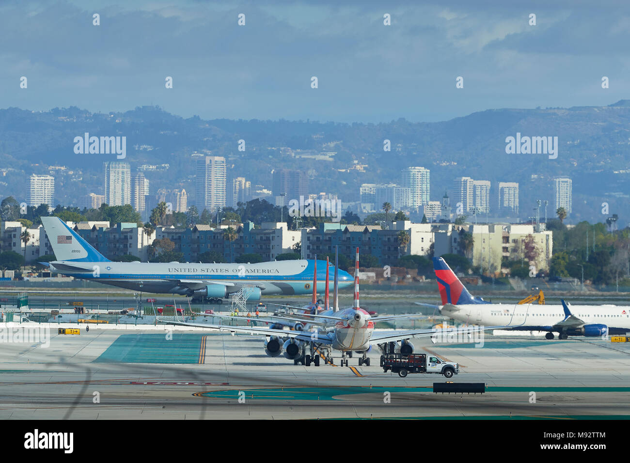 International flight operations hi-res stock photography and images - Alamy