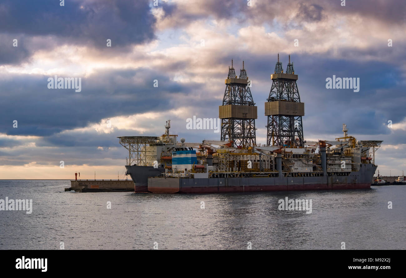 Drilling ship hi-res stock photography and images - Alamy