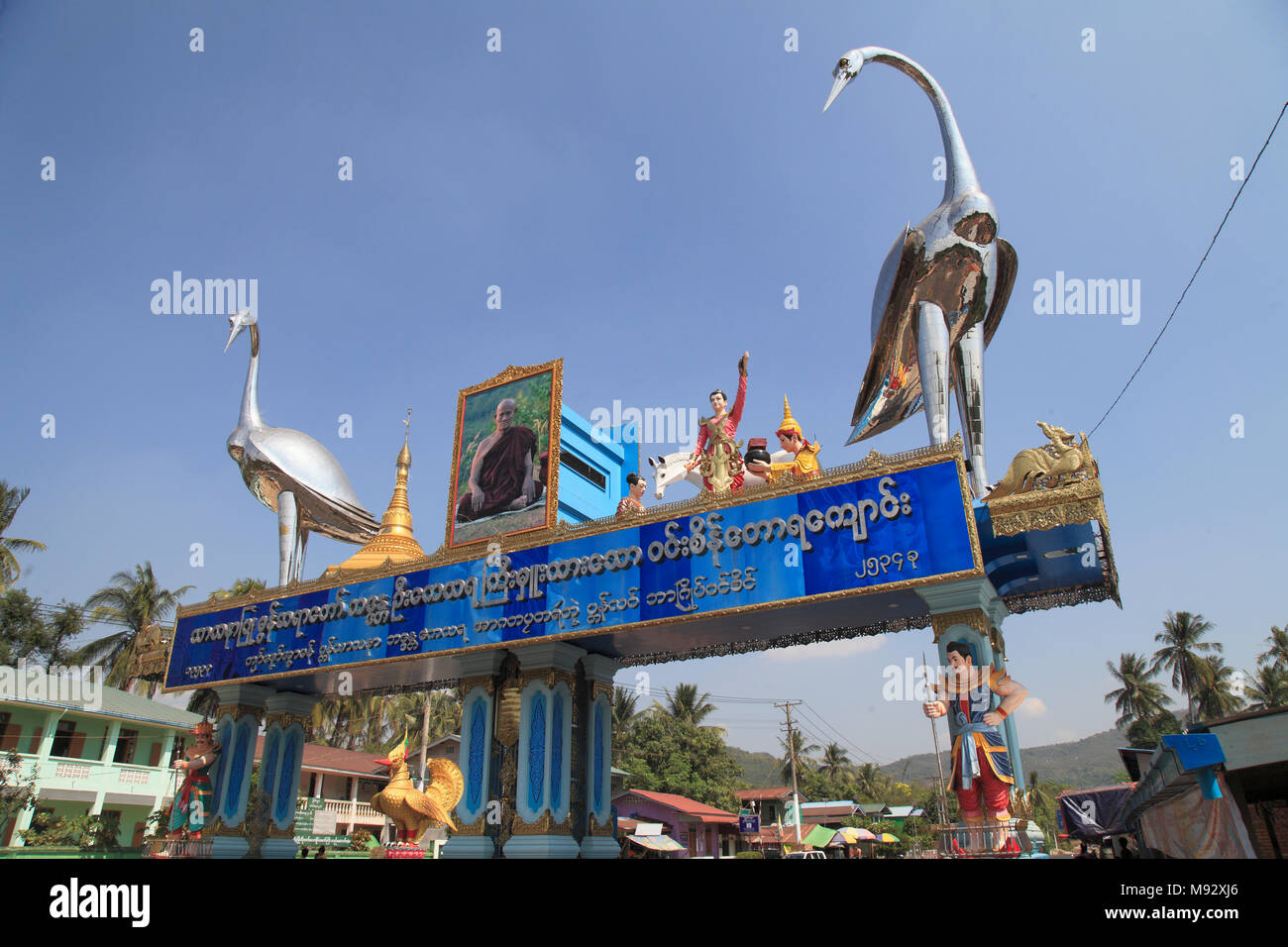 Myanmar, Mon State, Mudon, Win Sein Taw Ya, buddhist temple, entrance ...