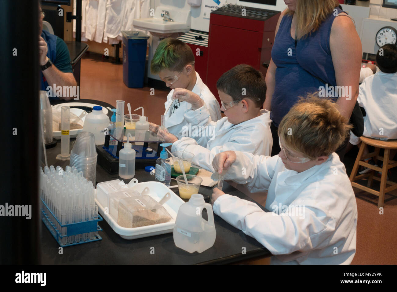 Pupils science white coats hi-res stock photography and images - Alamy