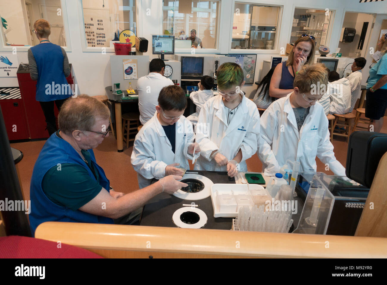 Experiments with people laboratory hi-res stock photography and images ...