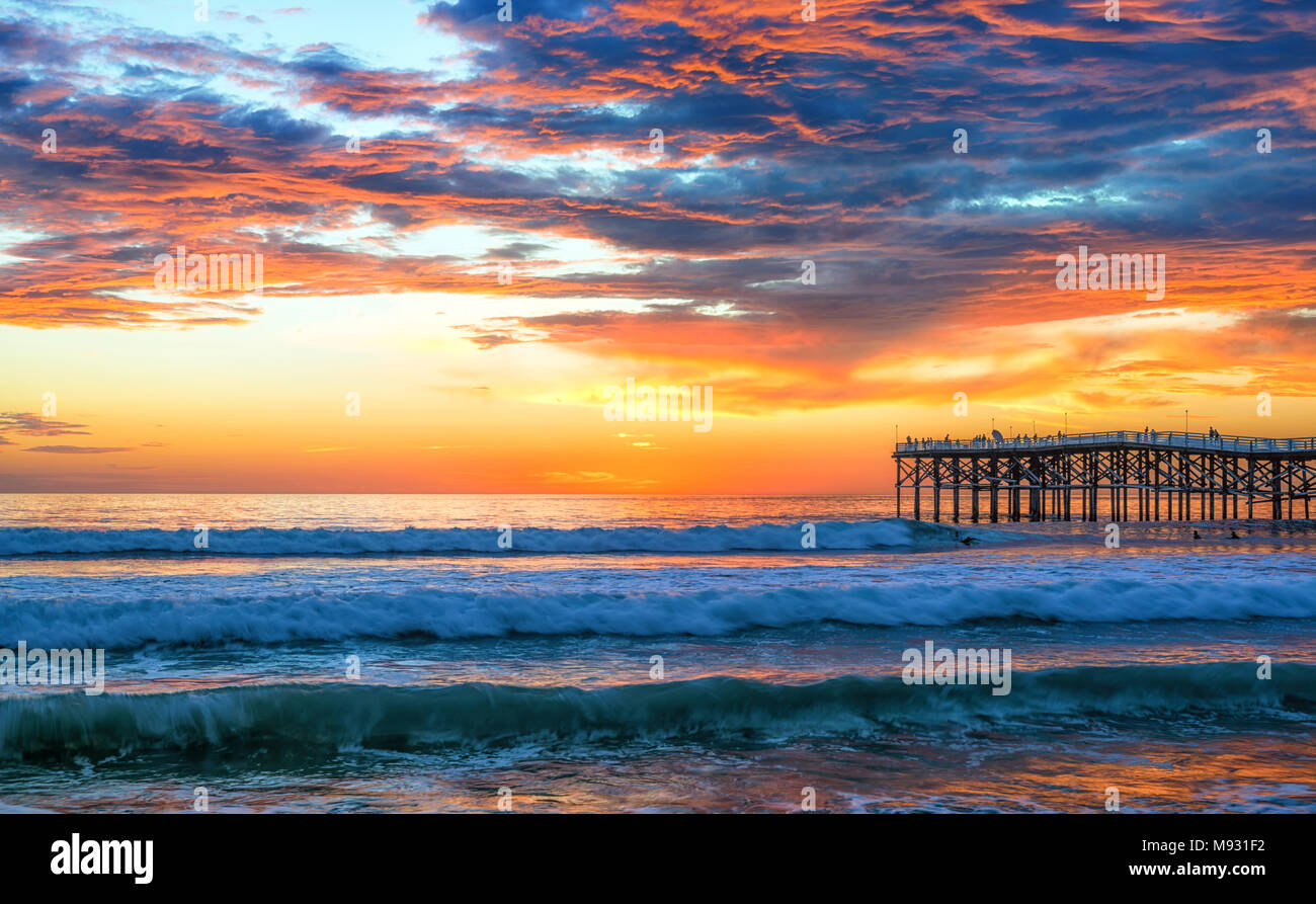 Vibrant coastal sunset. View of Crystal Pier, Mission Beach, San Diego ...