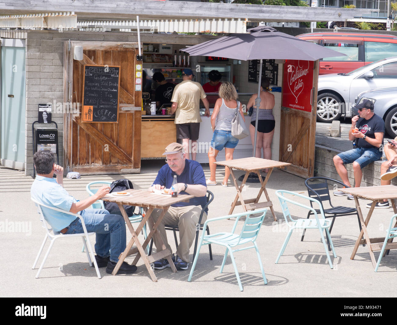 People Queued And Eating At A Cafe Stock Photo - Alamy