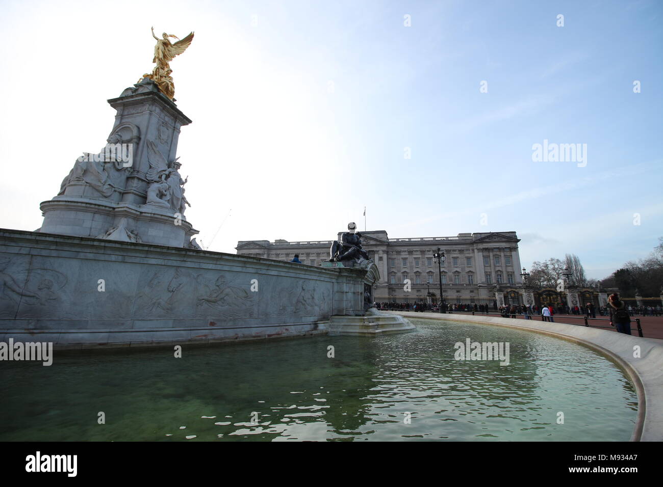 Statue in front of buckingham palace hi-res stock photography and images - Alamy
