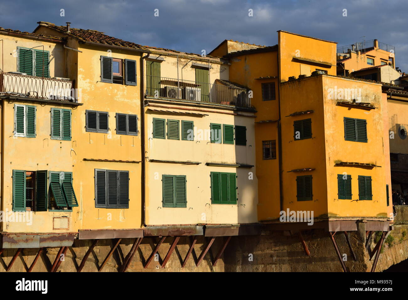 The Ponte Vecchio: a medieval stone closed-spandrel segmental arch ...