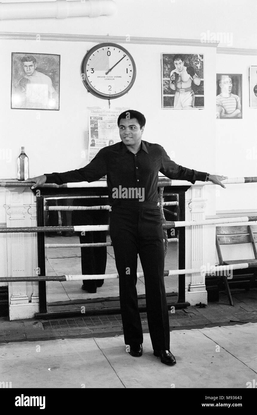 Muhammad Ali at a press conference in London. 16th December 1980 Stock ...