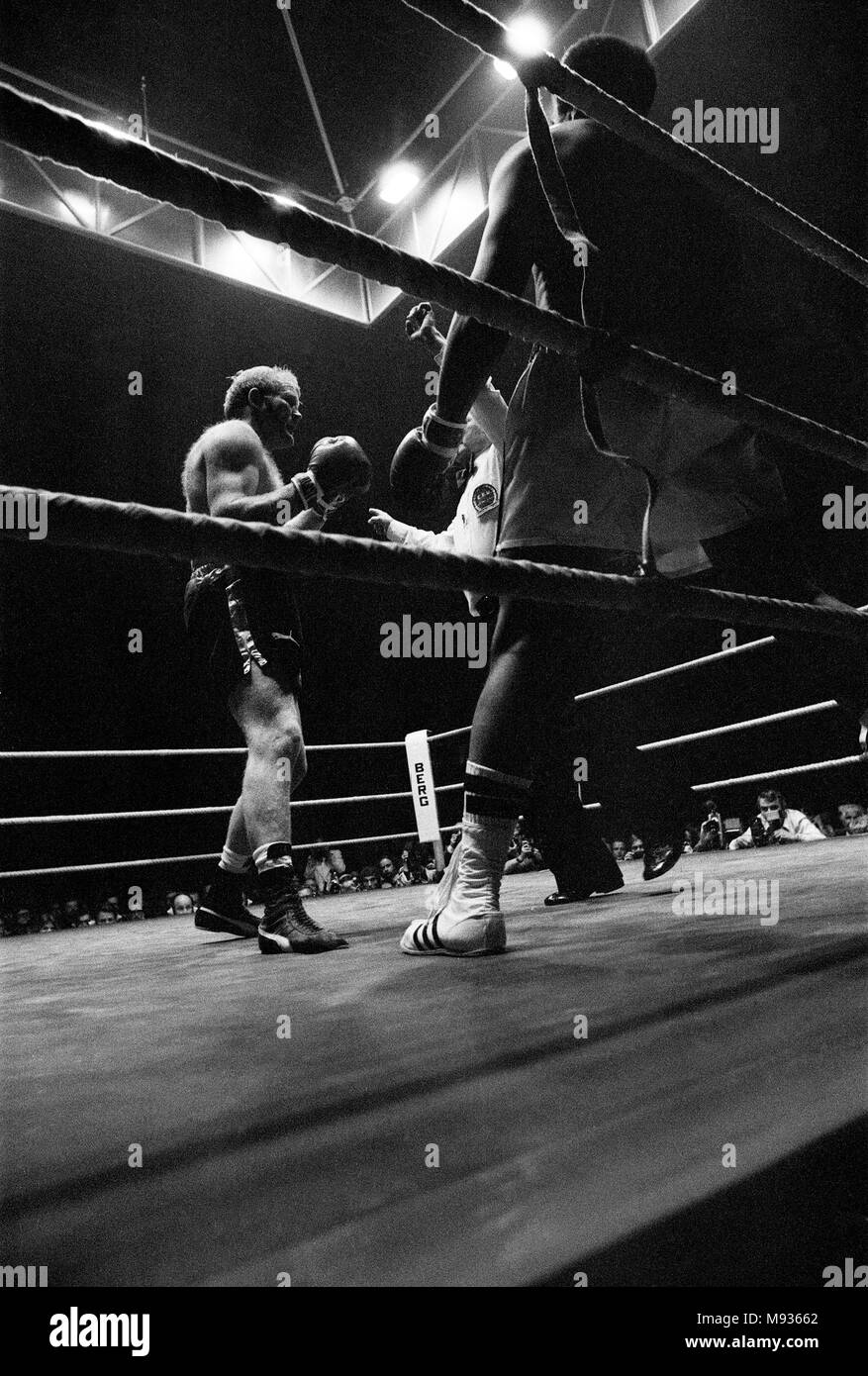 Muhammad Ali vs Richard Dunn at the Olympiahalle, Munich, Germany. The ...