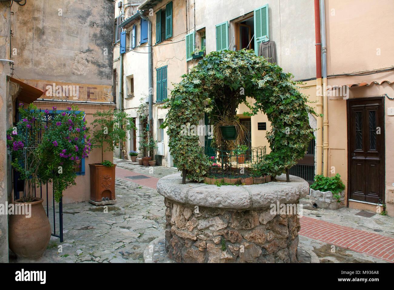 Medieval well village france hi-res stock photography and images - Alamy
