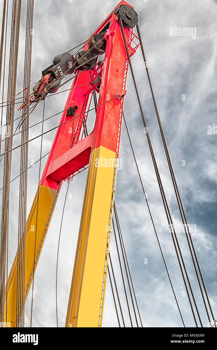 Crane lifting a mast hi-res stock photography and images - Alamy