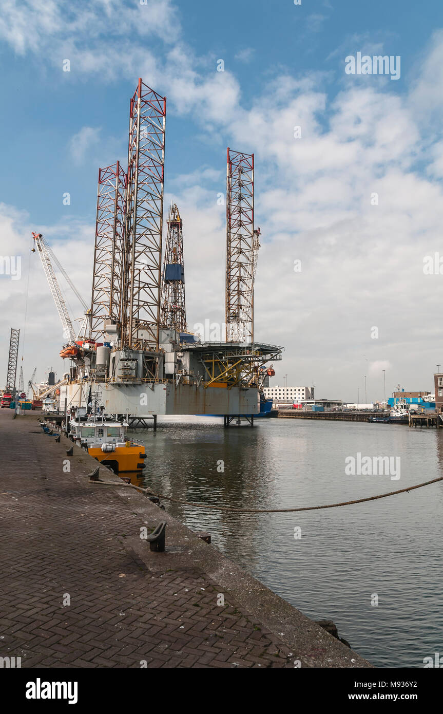 Drilling platform in harbour hi-res stock photography and images - Alamy
