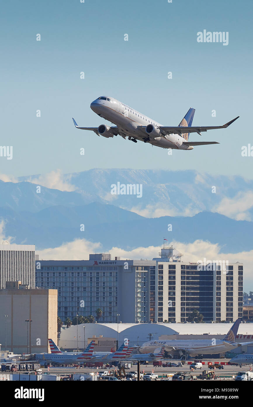 Embraer 175 united hi-res stock photography and images - Alamy