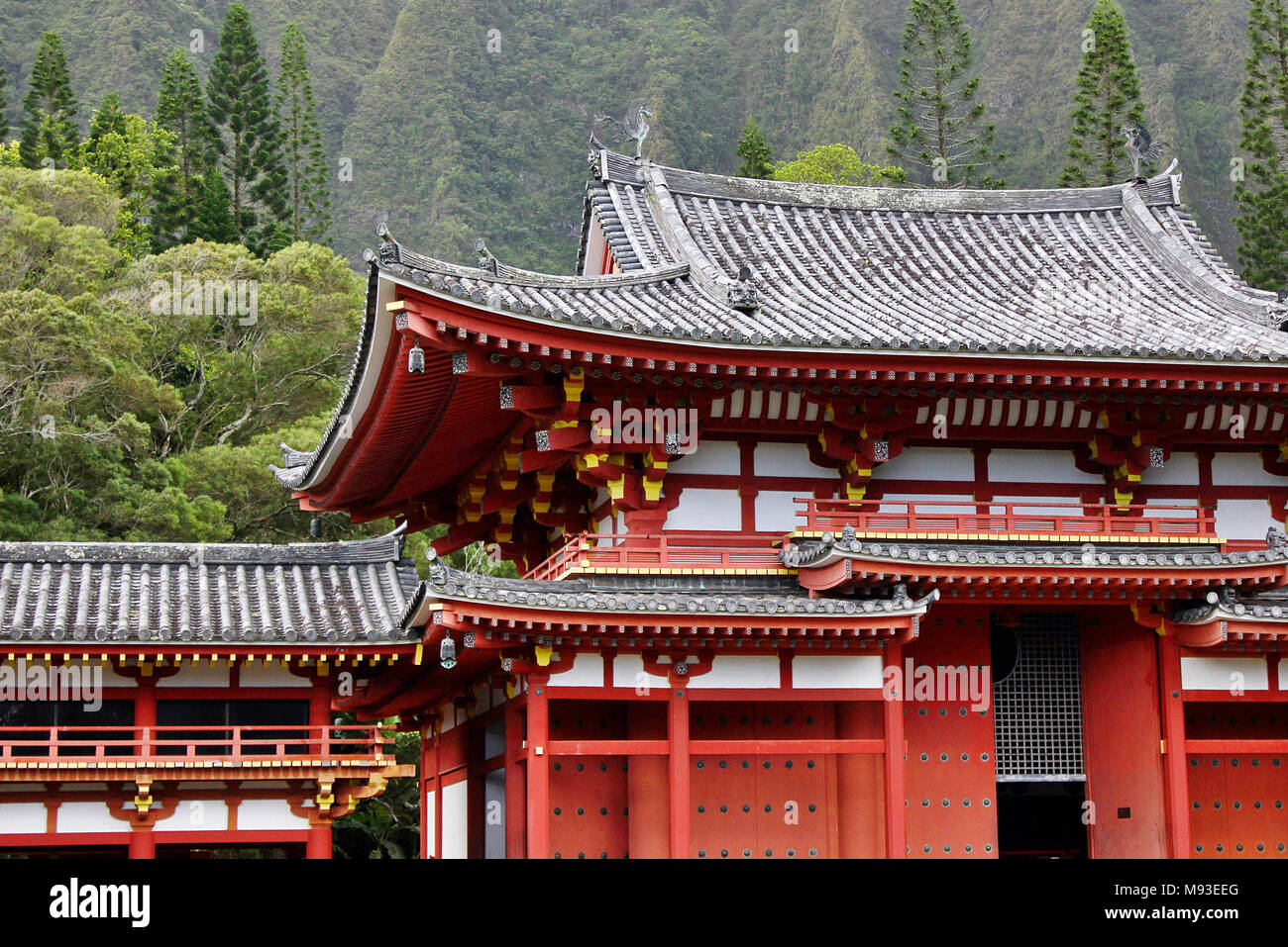 Byodo in temple buddha hi-res stock photography and images - Alamy