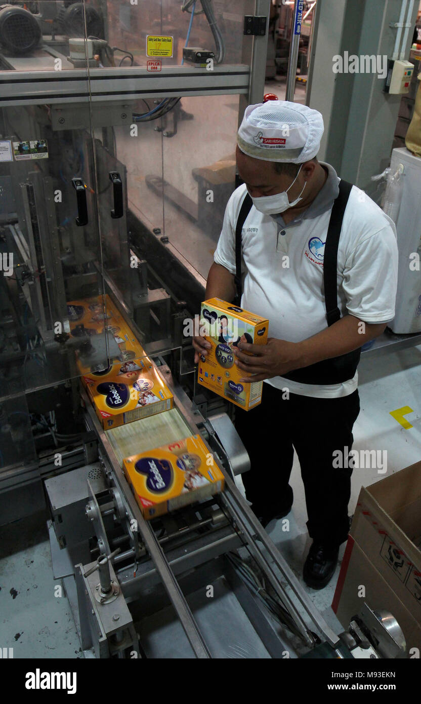Klaten, Indonesia. 20th Mar, 2018. A worker inspects finished products ...