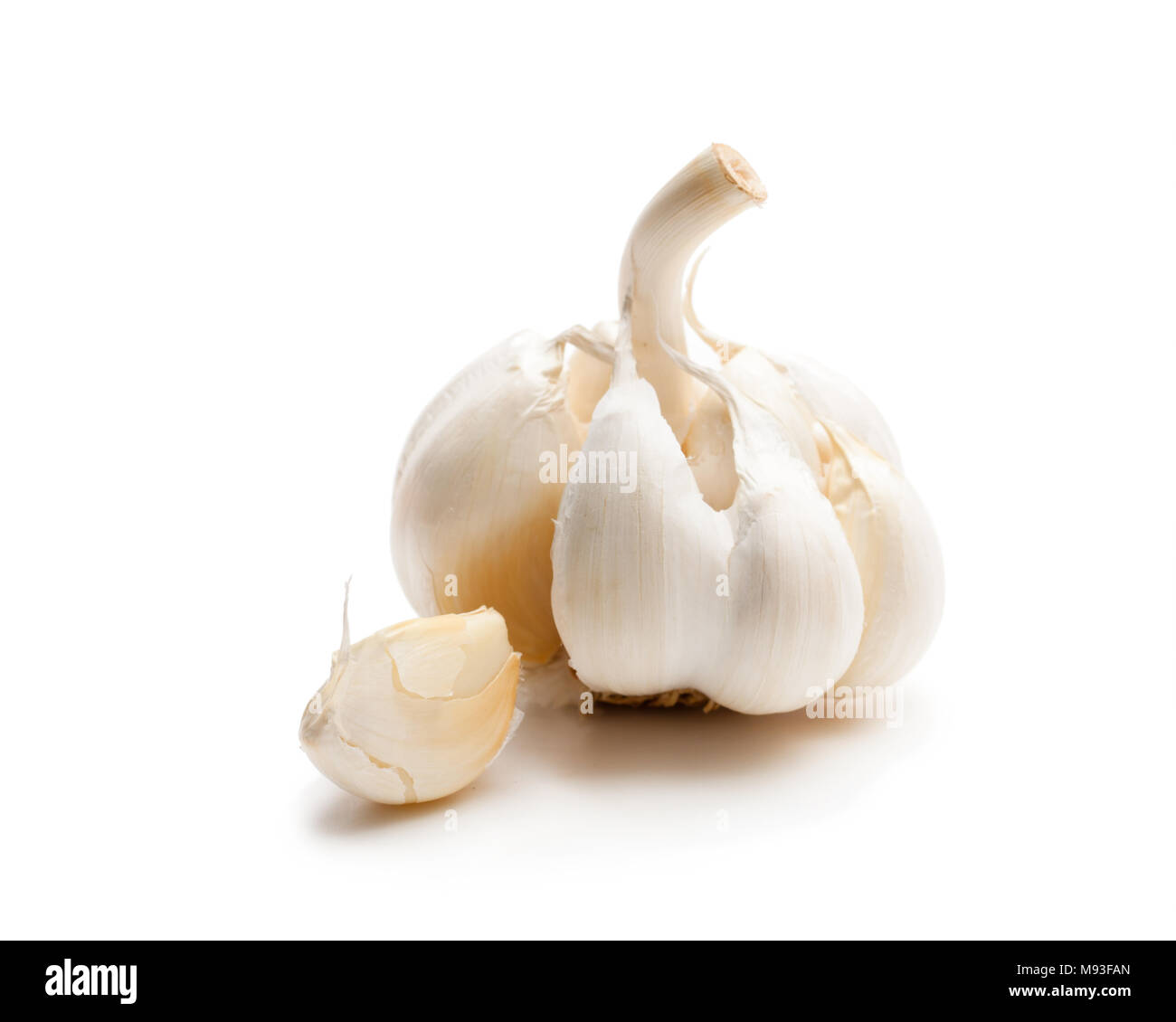 Whole raw garlic isolated on white Stock Photo - Alamy
