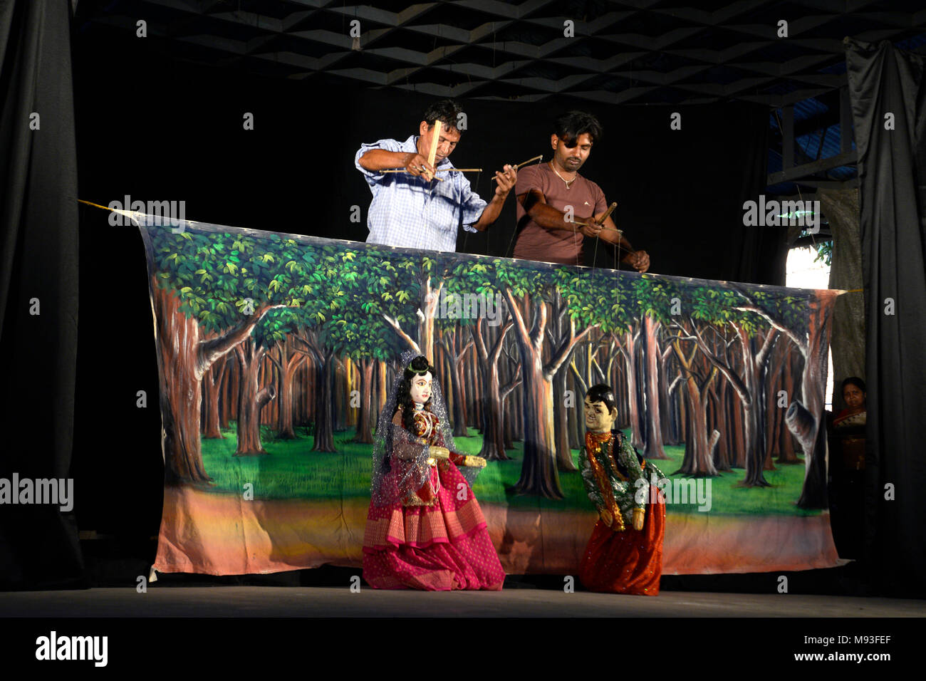 Kolkata, India. 21st Mar, 2018. Puppeteer performs their art during the ...
