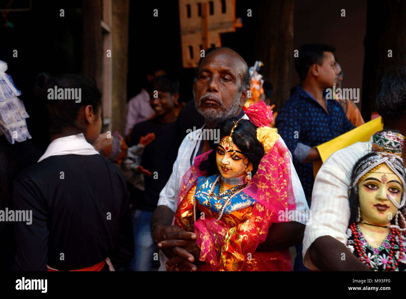 Kolkata, India. 21st Mar, 2018. Puppeteer waits before their ...