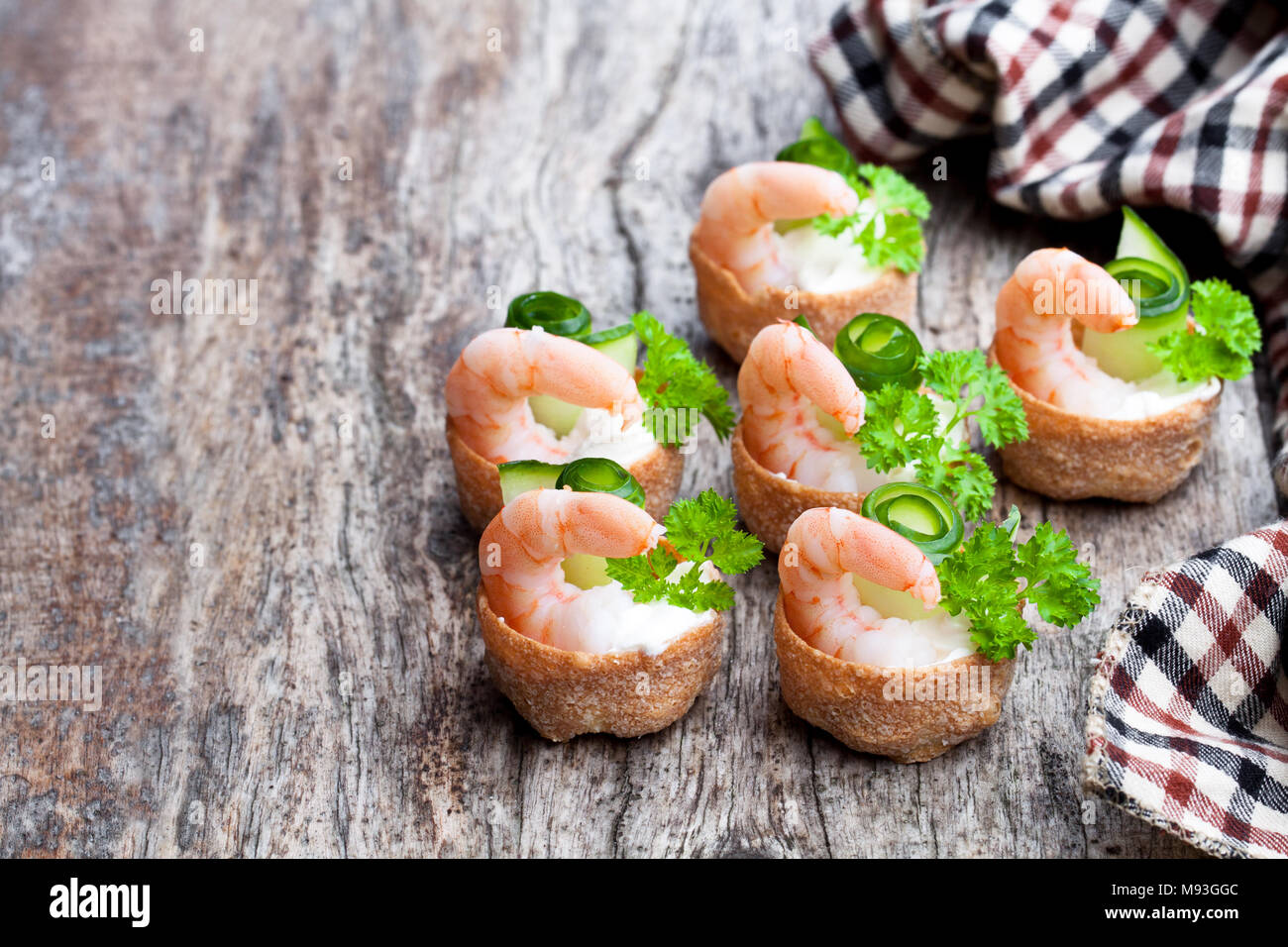 Vol au vent prawns hi-res stock photography and images - Alamy
