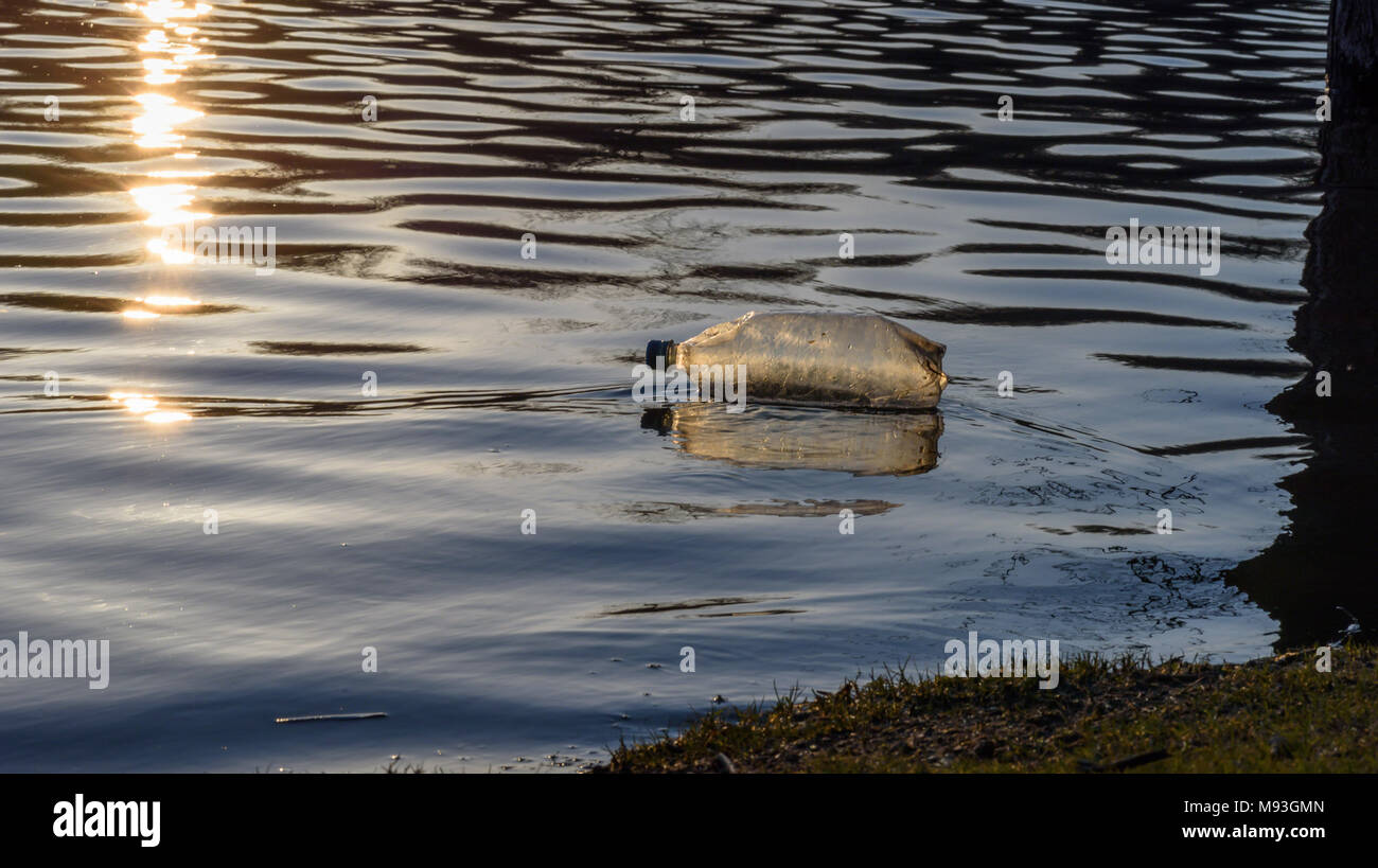 Floating garbage hi-res stock photography and images - Alamy