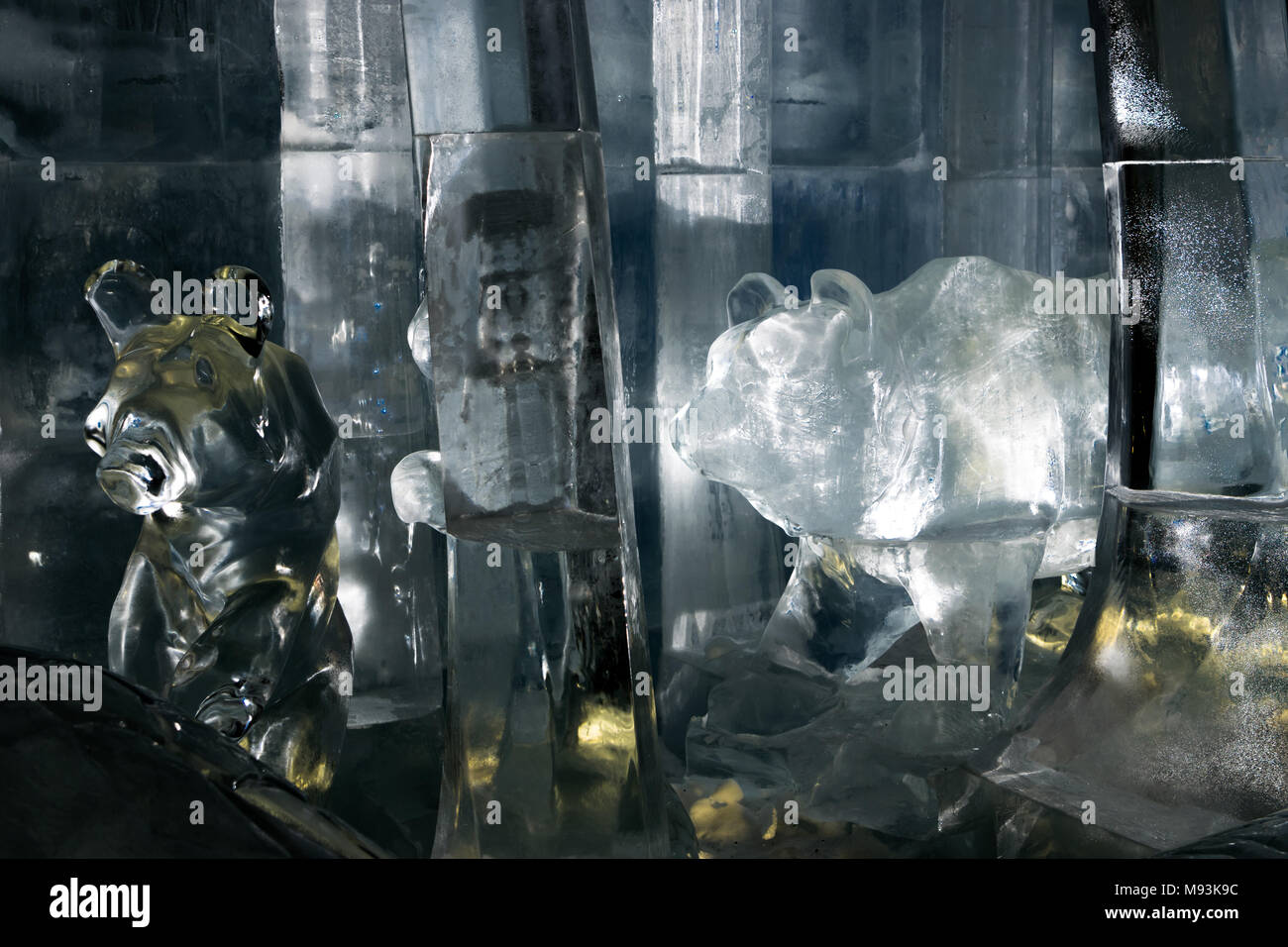 Ice bear sculpture hi-res stock photography and images - Alamy