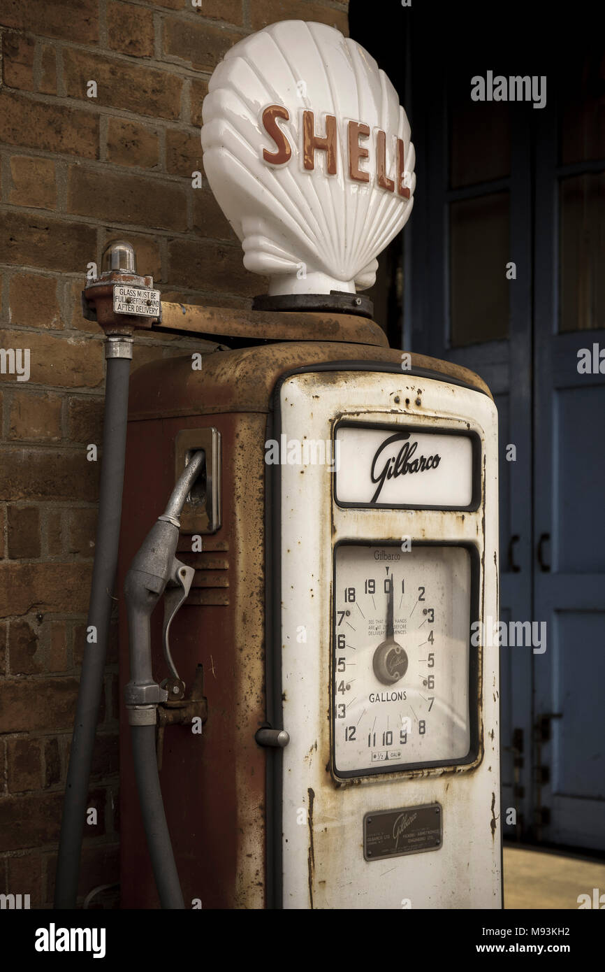 Retro shell petrol pump hi-res stock photography and images - Alamy