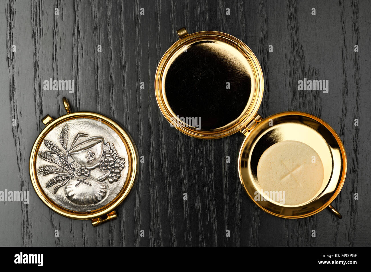 Communion wafer hi-res stock photography and images - Alamy