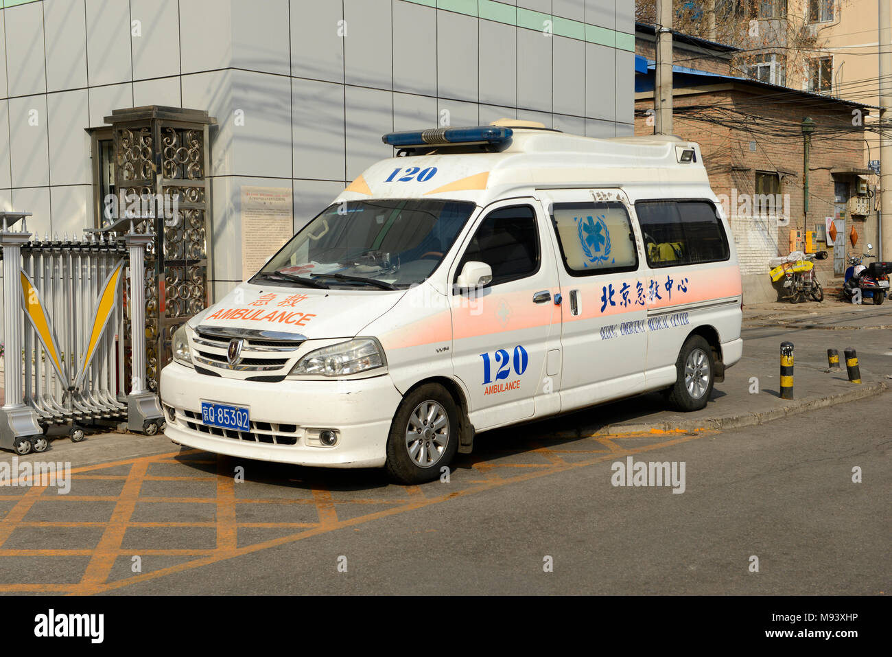 Ambulance Parked In Street Stock Photos & Ambulance Parked In Street ...