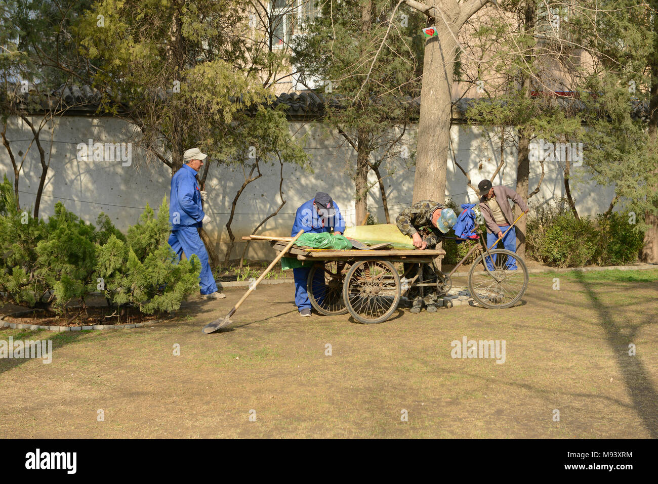 Gardeners work hi-res stock photography and images - Alamy