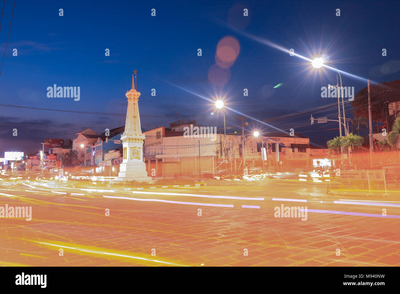 Sunset tugu jogja hi-res stock photography and images - Alamy