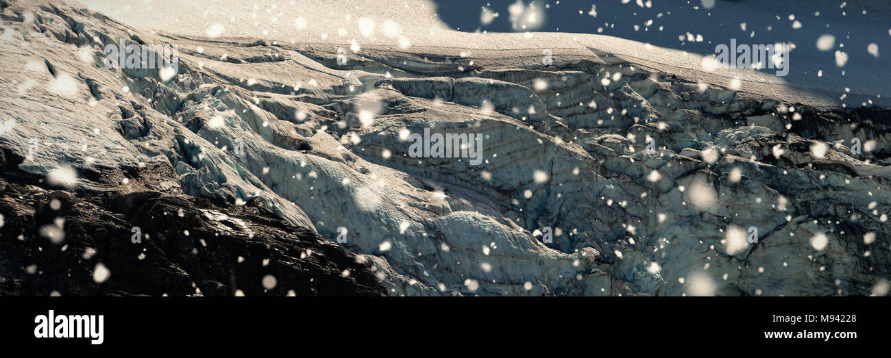 Snow falling night mountain hi-res stock photography and images - Alamy