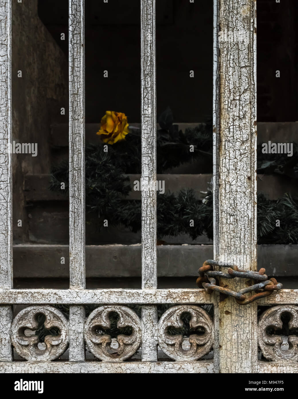 a grave with yellow rosary Stock Photo - Alamy