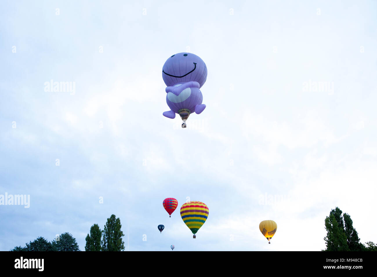 Hot air balloons take city hi-res stock photography and images - Alamy