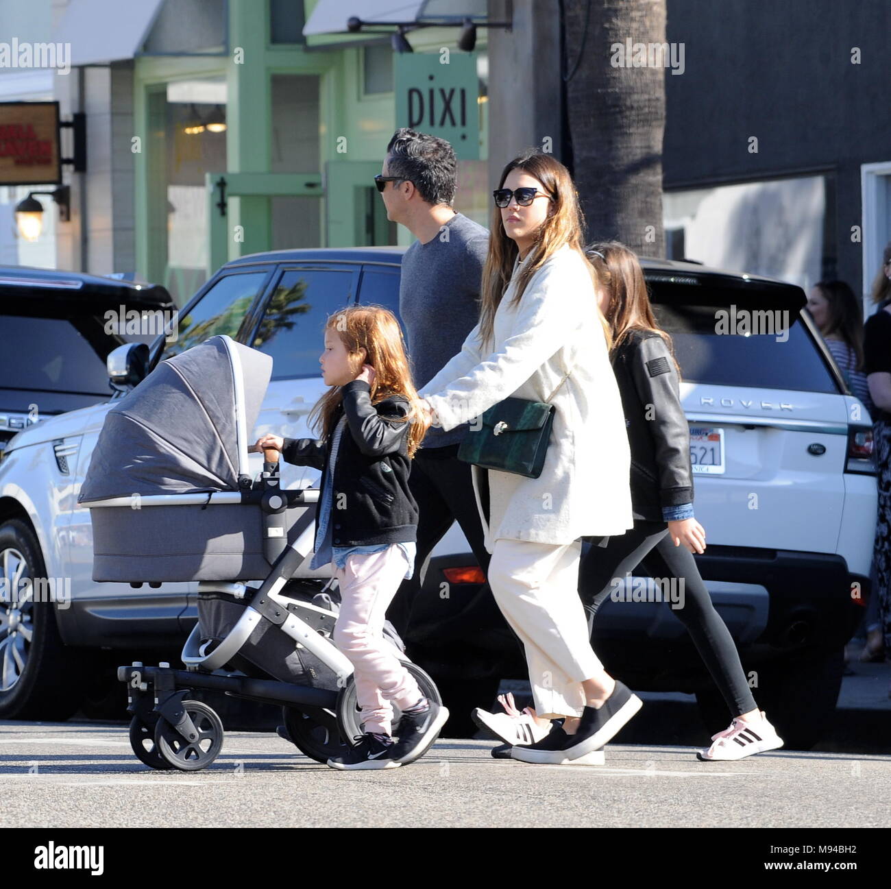 Jessica Alba meets with her parents for lunch at The Otheroom in Venice ...