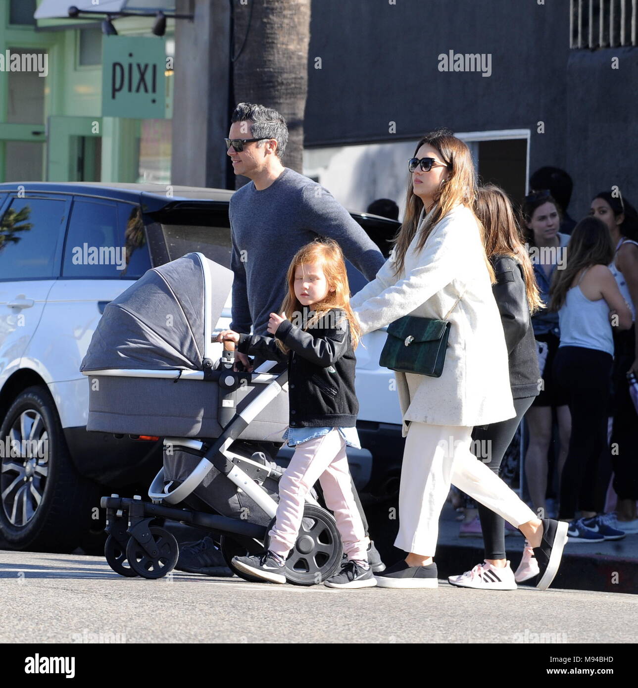 Jessica Alba meets with her parents for lunch at The Otheroom in Venice ...