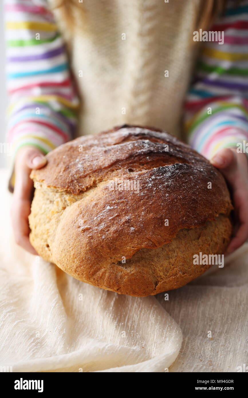 Hands breaking bread loaf share hi-res stock photography and images - Alamy