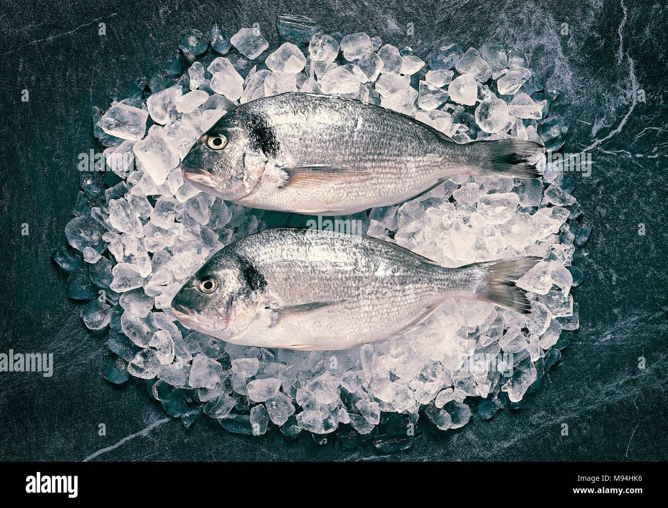 Fresh fish on ice Stock Photo - Alamy