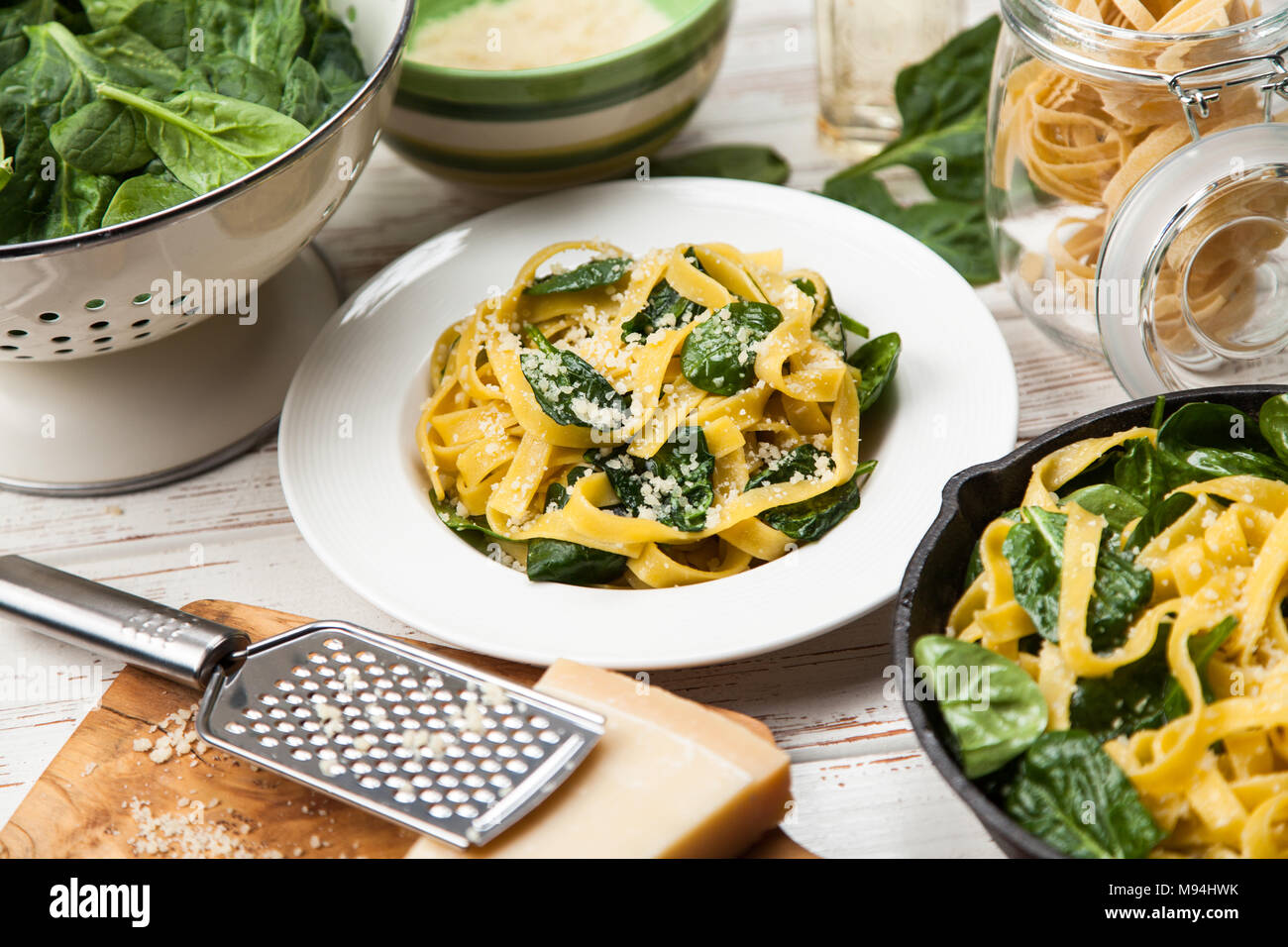 Spinach tagliatelle pasta Stock Photo - Alamy