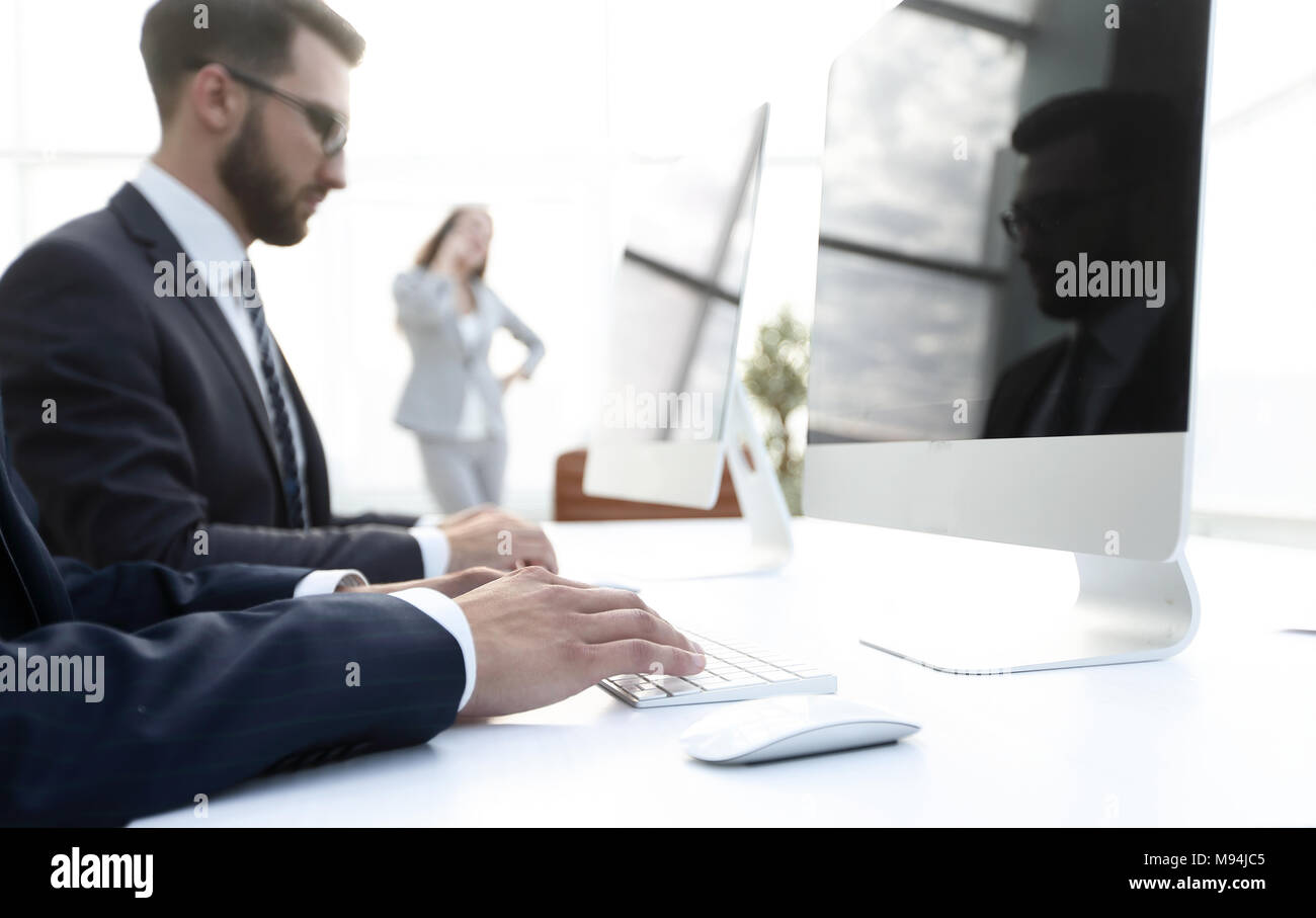 employees working on computers Stock Photo - Alamy