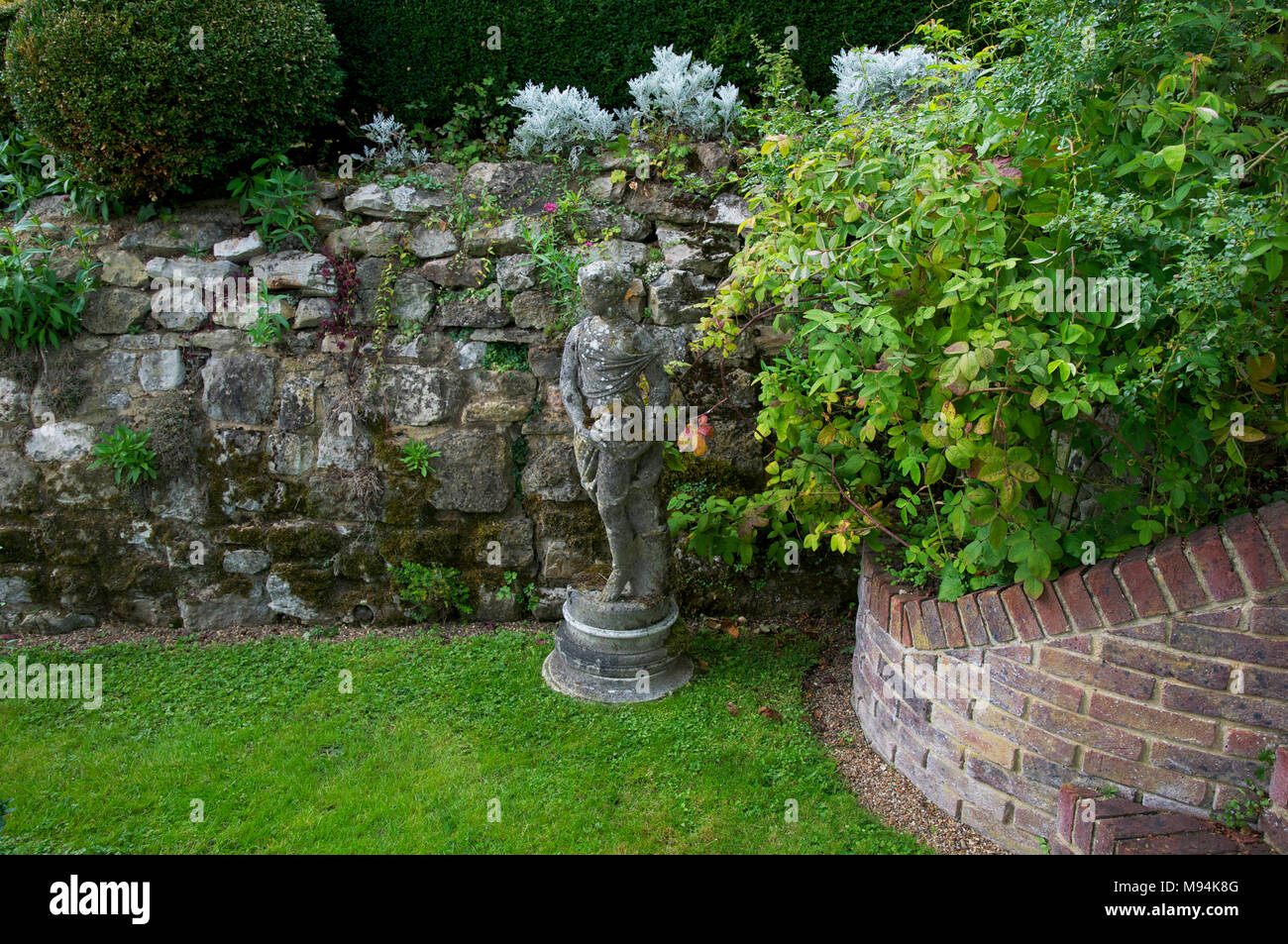 Informal garden corner hi-res stock photography and images - Alamy