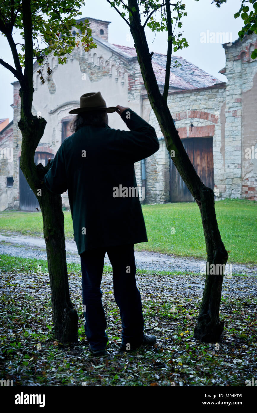 Old man wearing cowboy hat hi-res stock photography and images - Alamy