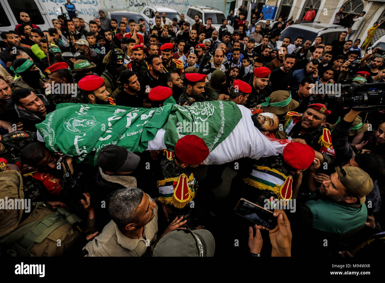 Mourners carry the body of a member of Palestinian security forces ...