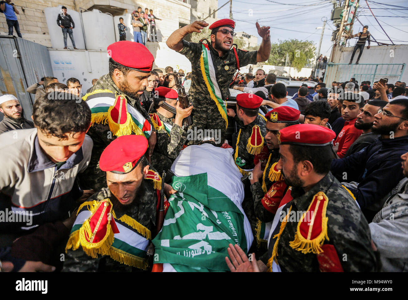 Mourners carry the body of a member of Palestinian security forces ...