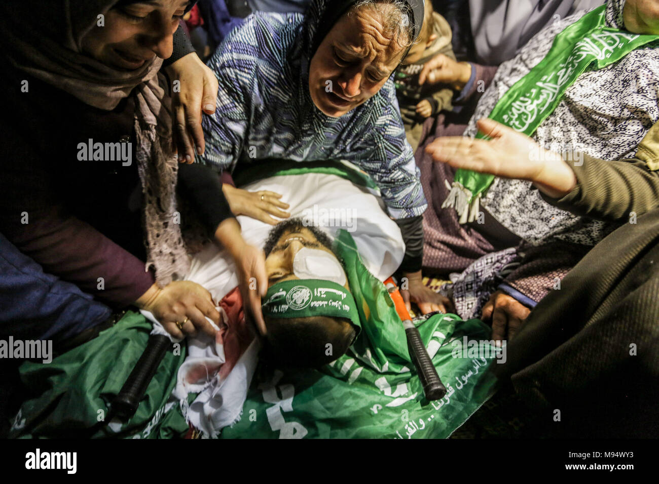 People gather around dead body hi-res stock photography and images - Alamy