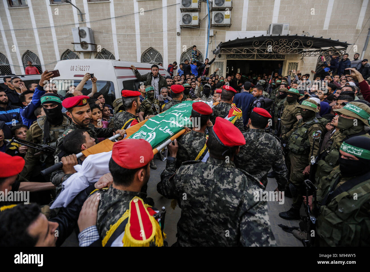 Mourners carry the body of a member of Palestinian security forces ...