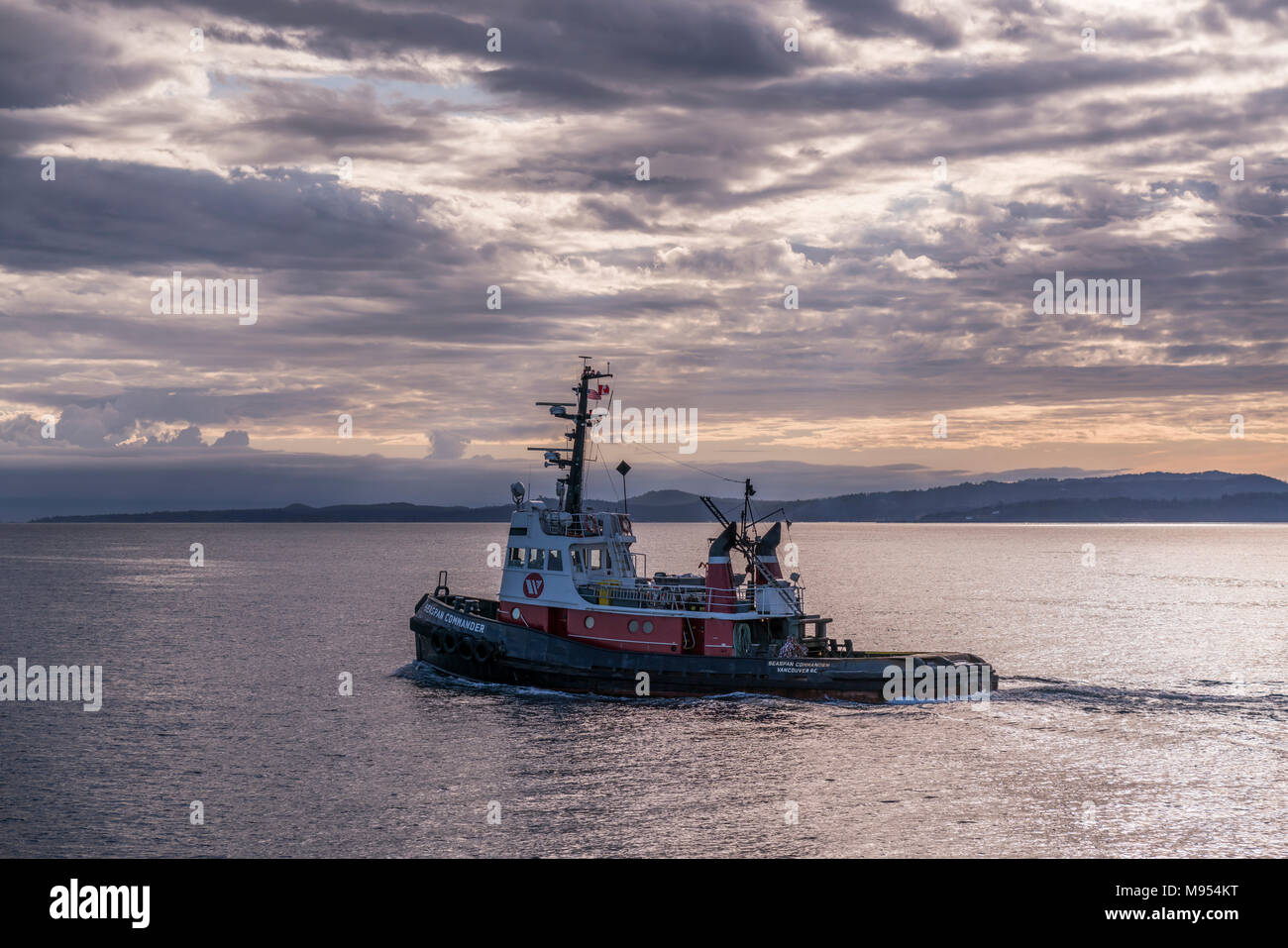 The tug boat Seaspan Commander in Juan de Fuca Strait, departing ...